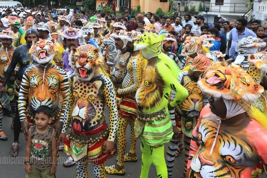 Thousands enjoy 'Pulikali' in Thrissur, over 250 'tigers' rule the streets