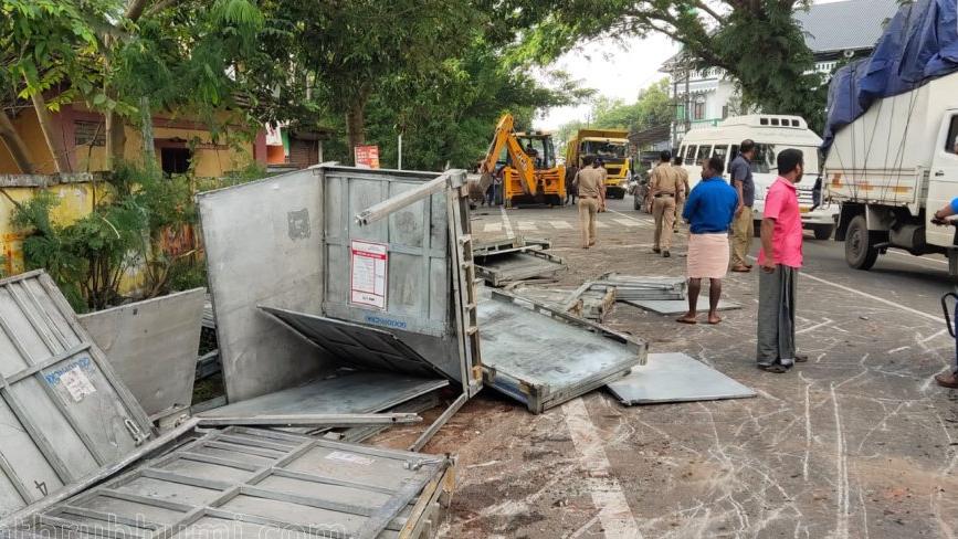Steel sheets fall off lorry killing 2 in Thrissur