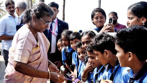 A sweet interlude in Kerala: President Murmu stops convoy, gives ...