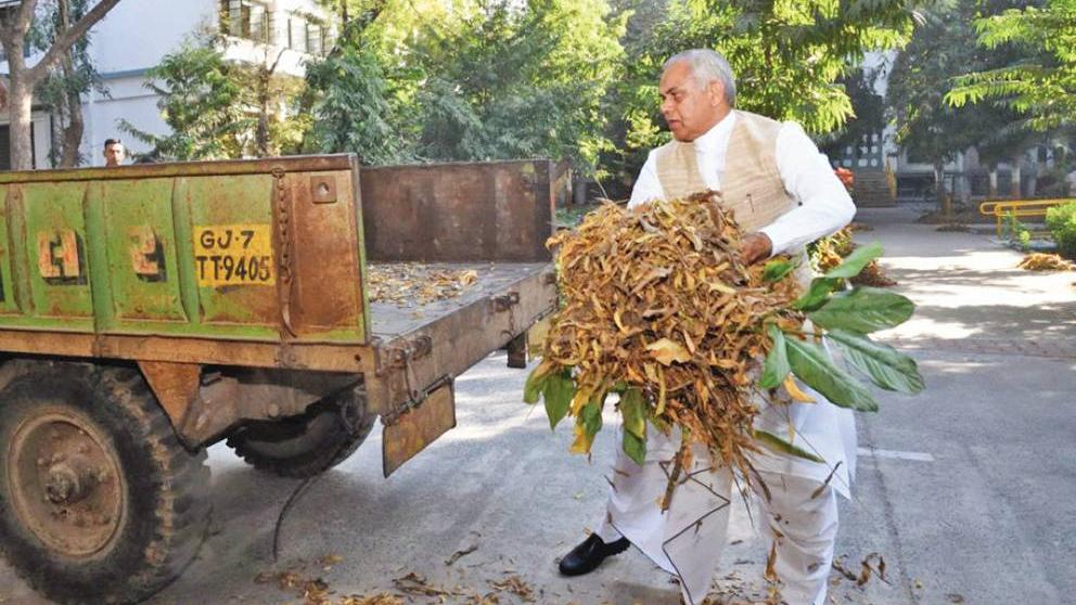 Governor Acharya Devvrat undertakes cleanliness drive at Gujarat Vidyapith