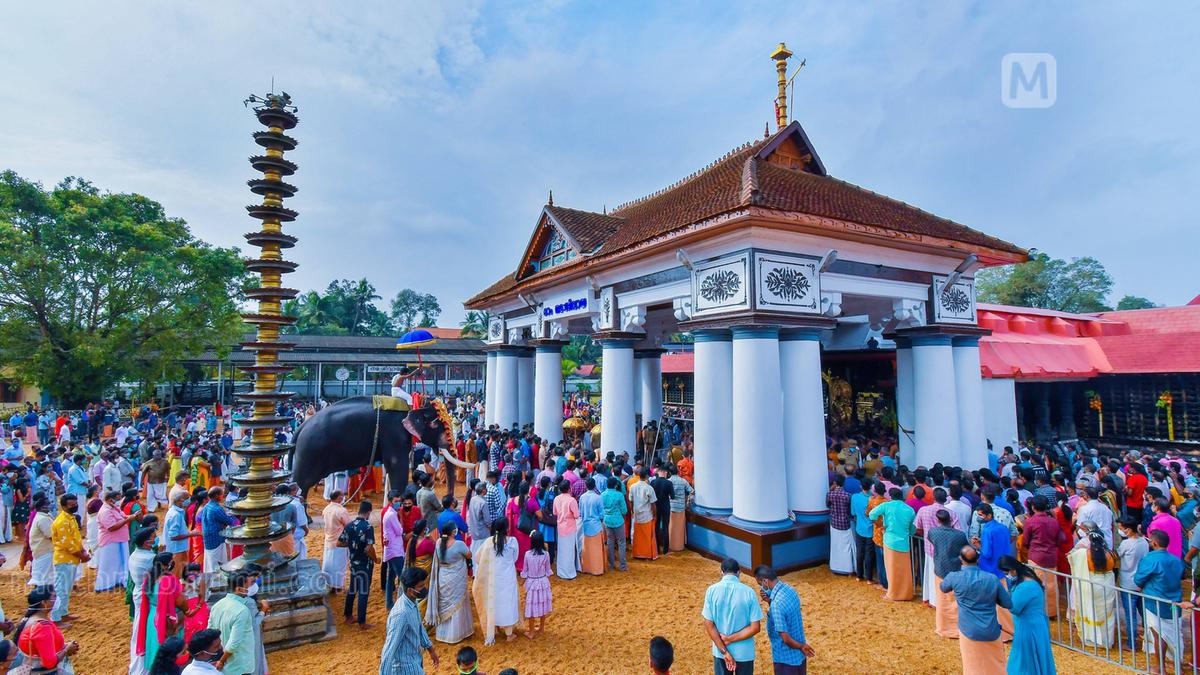 Flag hoisted for ashtami celebrations at Vaikom Mahadeva temple ...