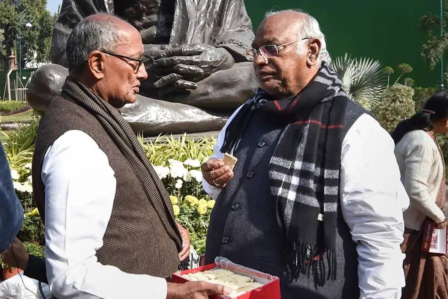Congress prez poll: Digvijaya Singh to back off after Kharge's entry as ...