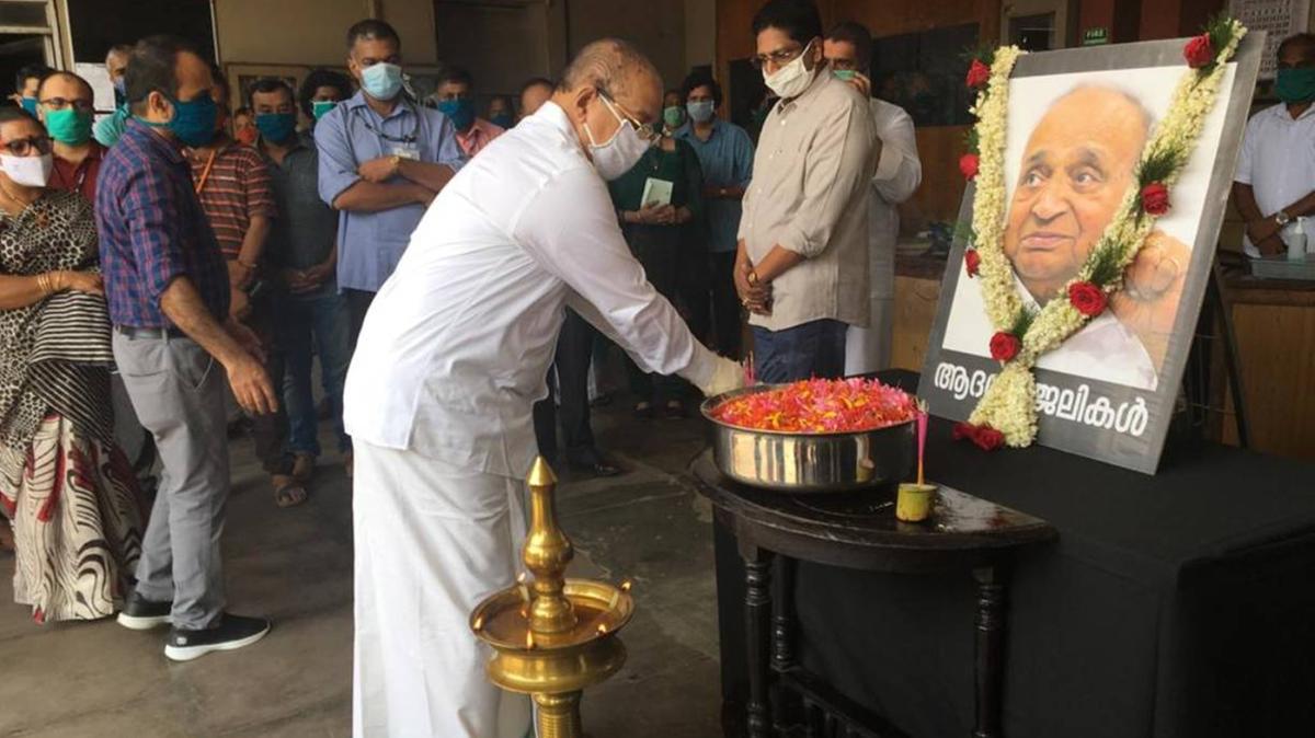 Mathrubhumi management, employees pay homage to MP Veerendra Kumar