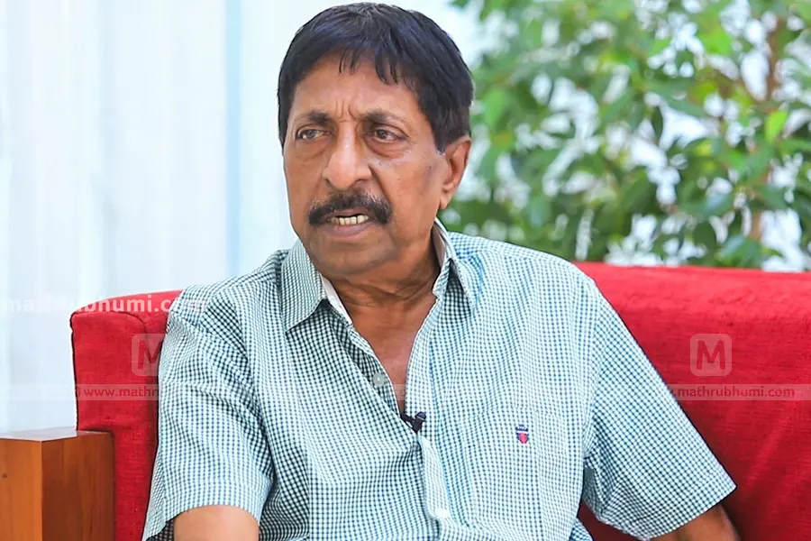 Irate Anganwadi teachers march to actor Sreenivasan's residence, demand ...