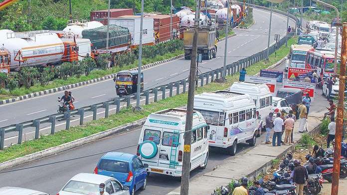 22 Keralite students from Haryana among 33 stranded at Walayar without ...