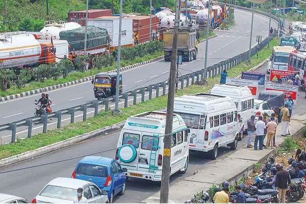 22 Keralite students from Haryana among 33 stranded at Walayar without ...