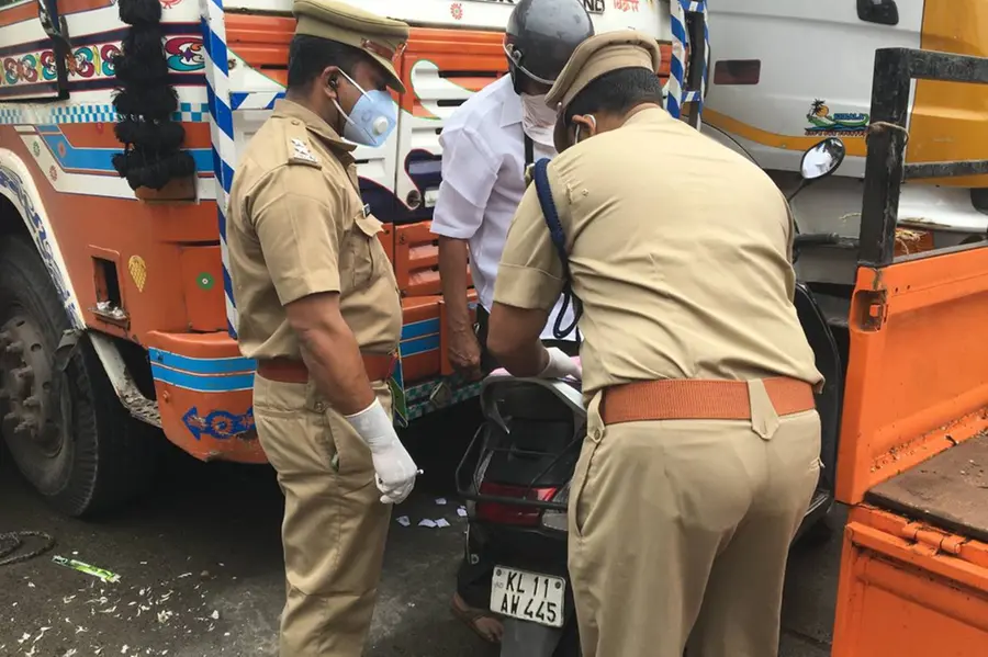 100 who contacted COVID-19 +ve trader under observation; tight vigil in ...