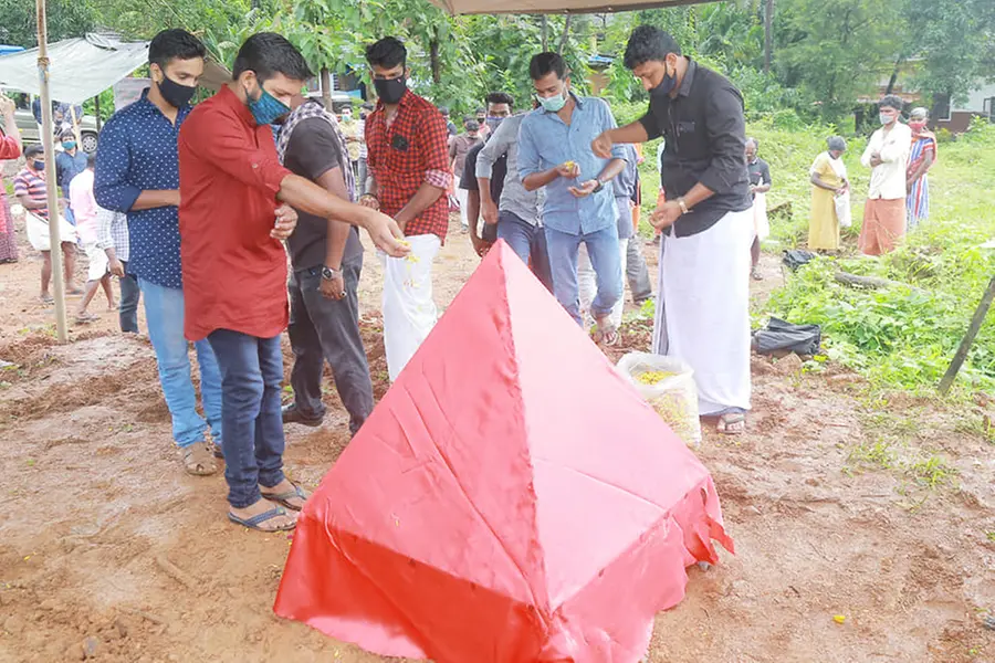 Residents pay floral tribute to victims on 1st anniversary of ...