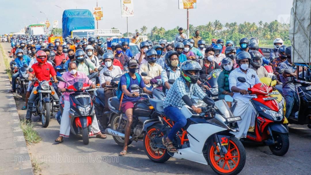 Hours of traffic jam on NH 66 as Goods lorry breaks down on Neendakara ...