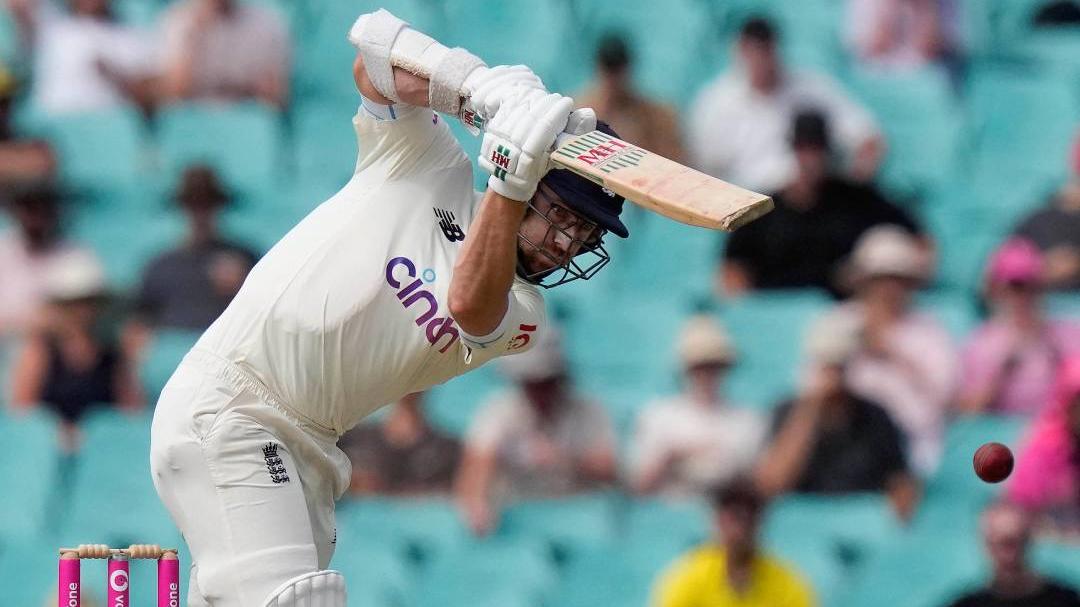 England clings on for a draw in dramatic 4th Ashes test