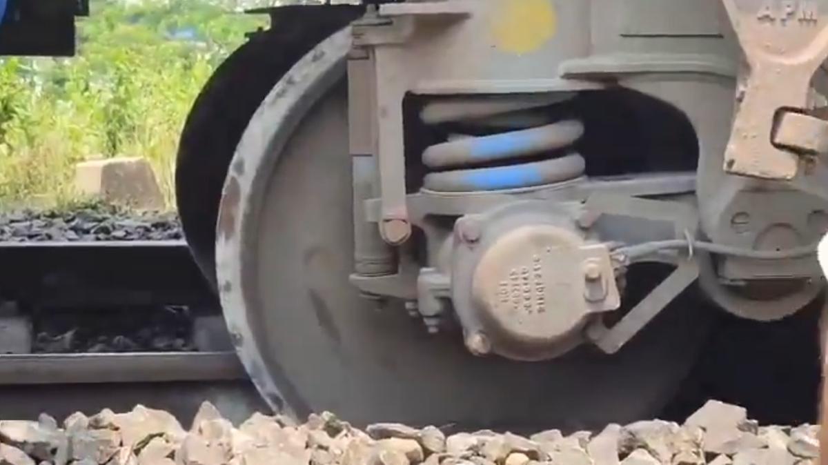 1 killed, 7 injured as Bengaluru-Kamakhya AC Express derails in Odisha ...