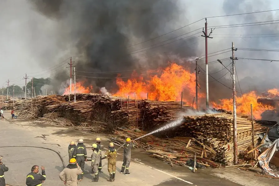 Massive fire breaks out at tent house godown in Prayagraj | VIDEO ...