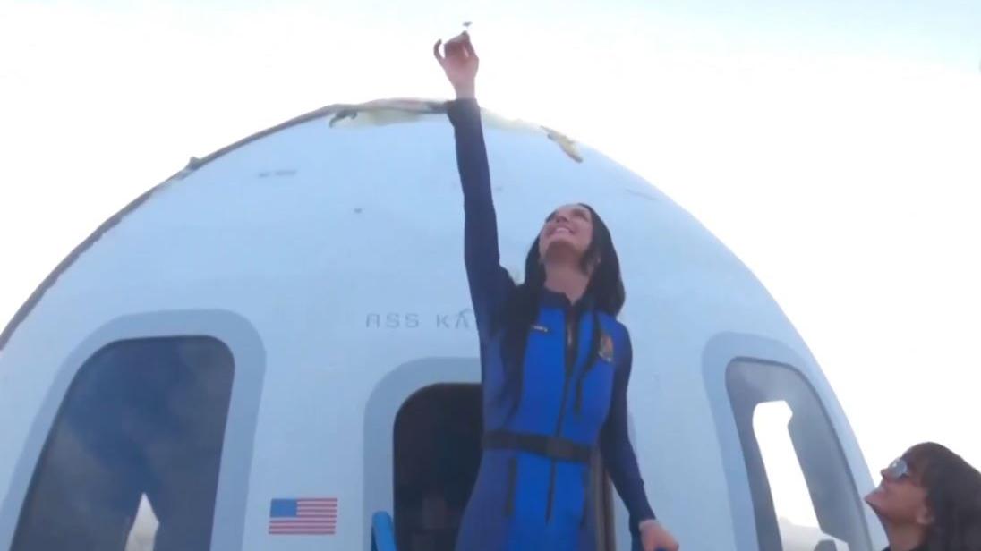 Katy Perry sings ‘What a Wonderful World’ in space, kisses earth after ...
