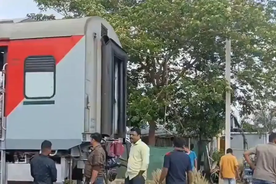 Secunderabad–Howrah Falaknuma Express breaks into two parts in Andhra ...