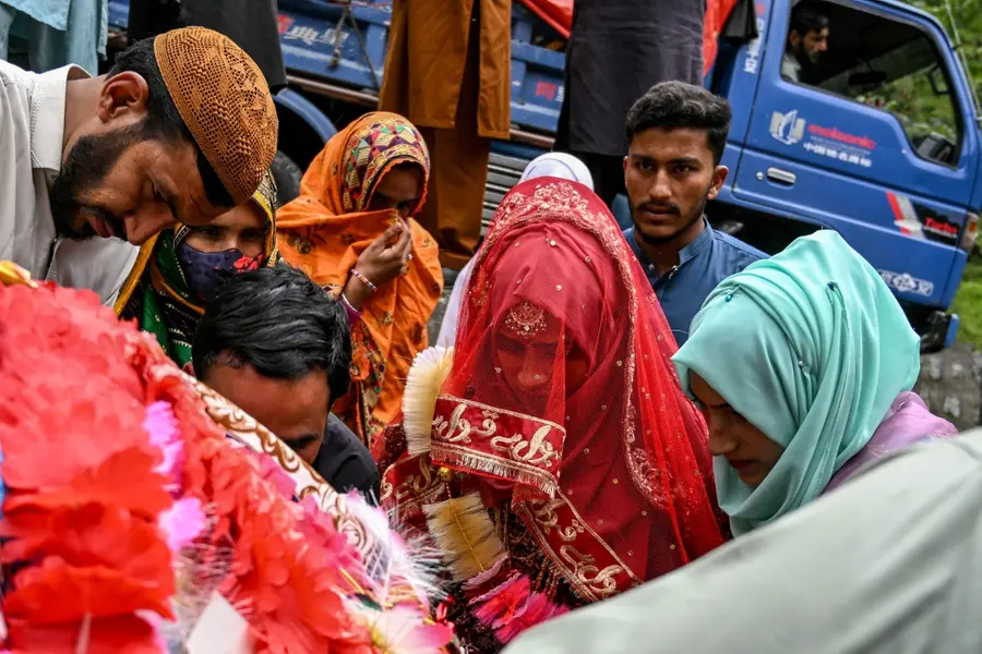 ‘We don’t care’: Weddings continue near Pakistan-India Kashmir border ...
