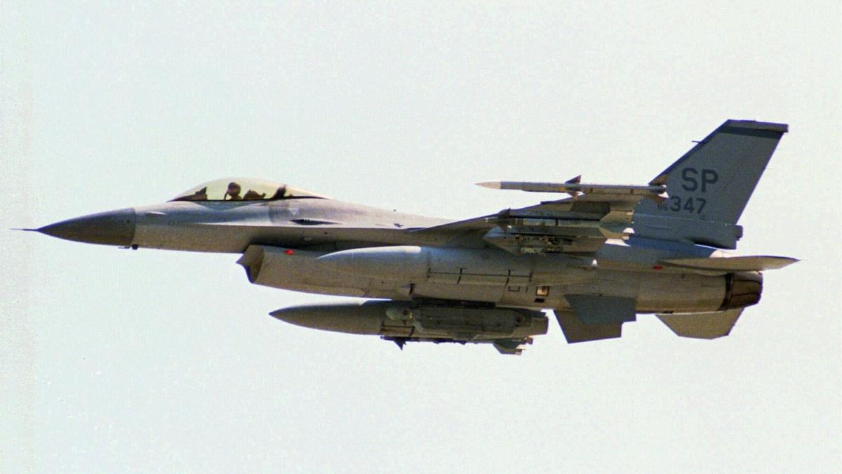 Pakistani pilot captured alive in Rajasthan: Reports