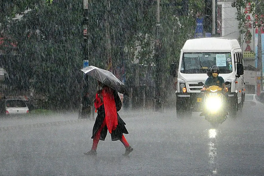 Karnataka braces for heavy rainfall; Red alerts, school closures ...