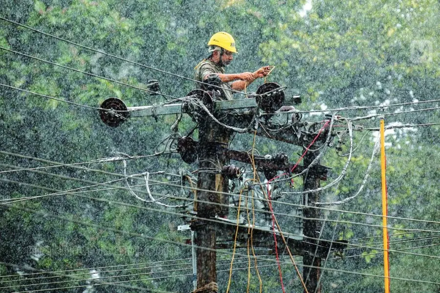 Power outage hits 30 lakh in Kerala, KSEB struggles to restore
