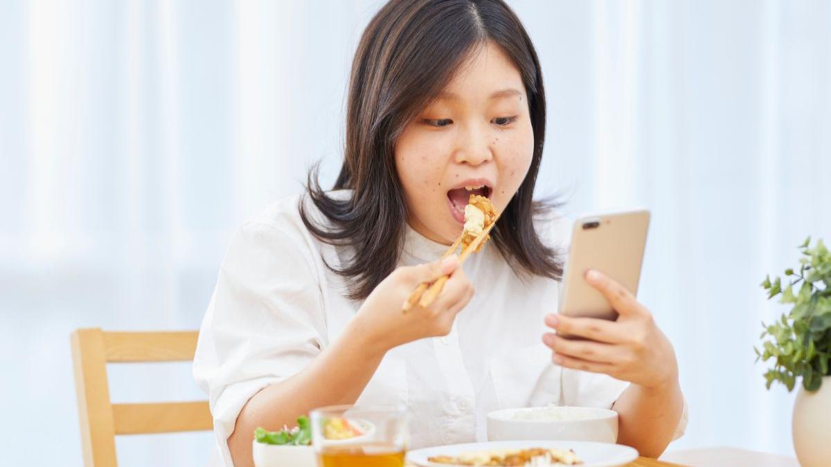 How social media can 'trigger' eating disorders in young people ...