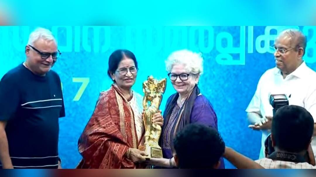 Jnanpith laureate Pratibha Ray confers Mathrubhumi Literary Award to Sarah Joseph