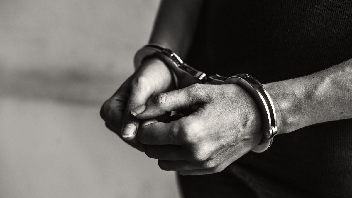 Notorious gangster of Hashim Baba gang, leader’s wife caught with guns ...