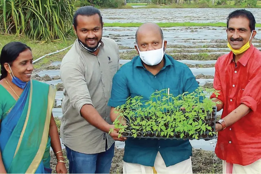 Agri minister visits MBA holder who quit manager post to become organic ...