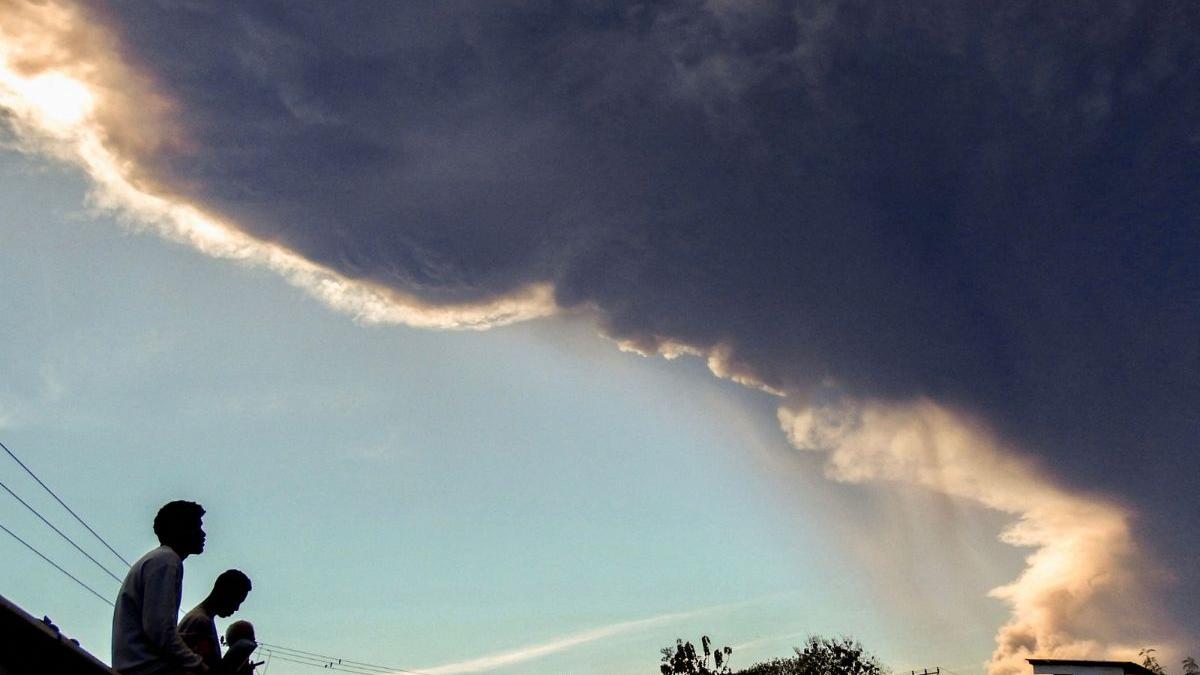 Indonesia volcano erupts: Colossal 18km ash tower blasts skyward