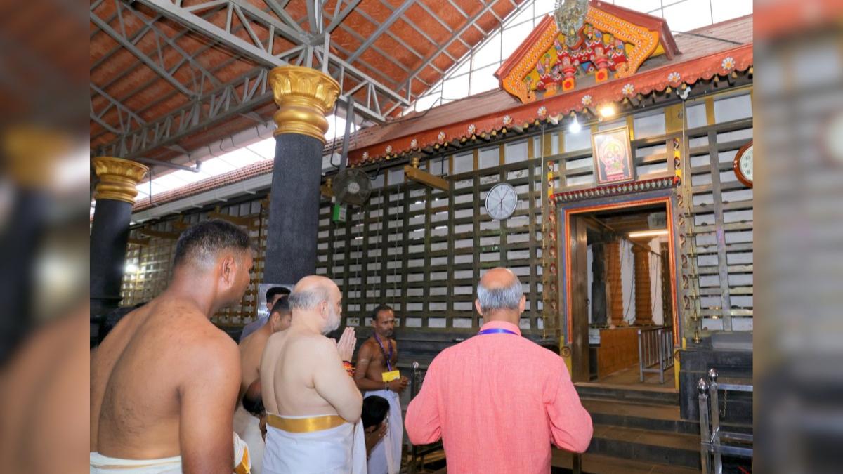 Amit Shah offers prayers at Sri Rajarajeshwara Temple in Kannur | WATCH