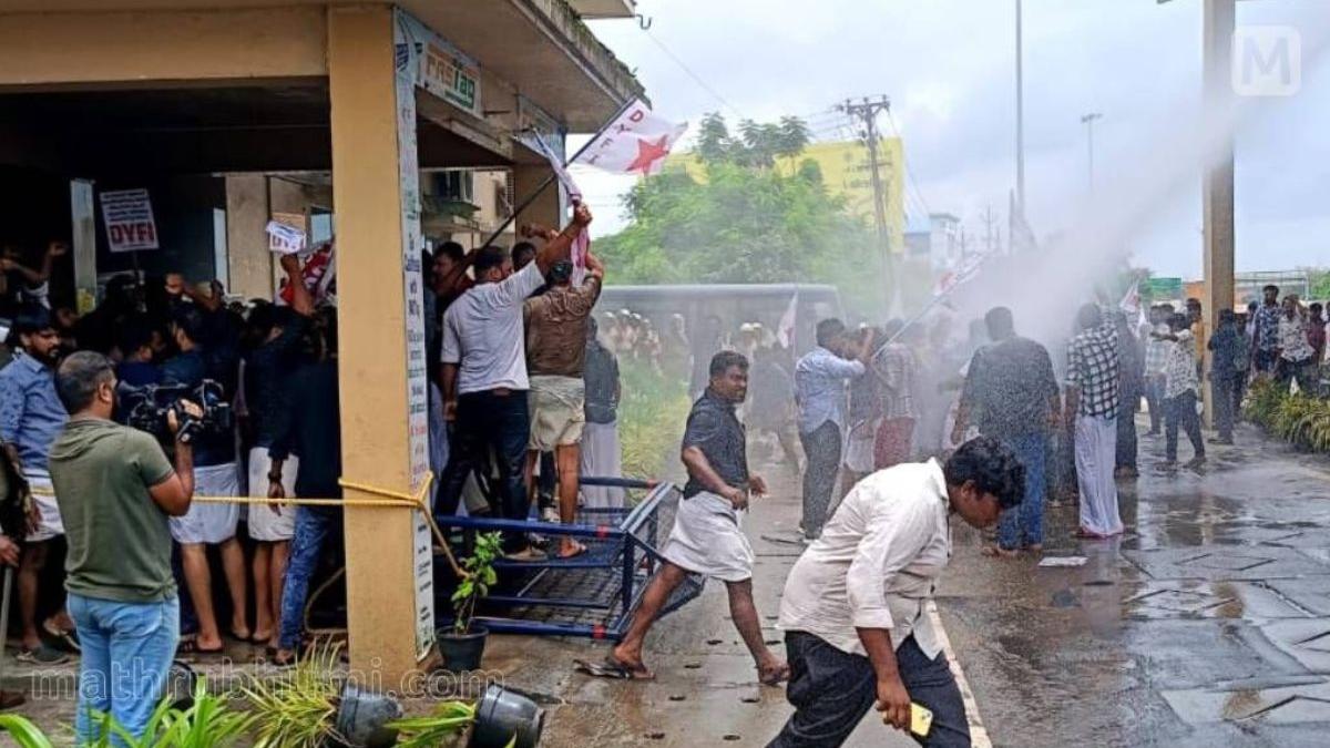 DYFI protest at Paliyekkara toll plaza: Clashes erupt as activists let ...