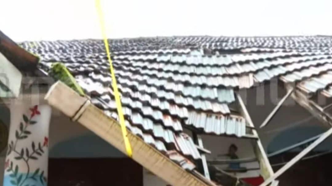 Roof collapses at 200-year-old school in Alappuzha; major tragedy ...