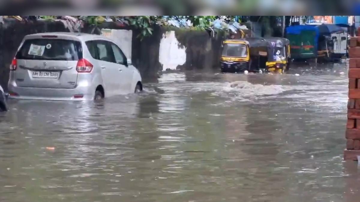 Heavy rains cause waterlogging in Mumbai, affect traffic on key routes ...