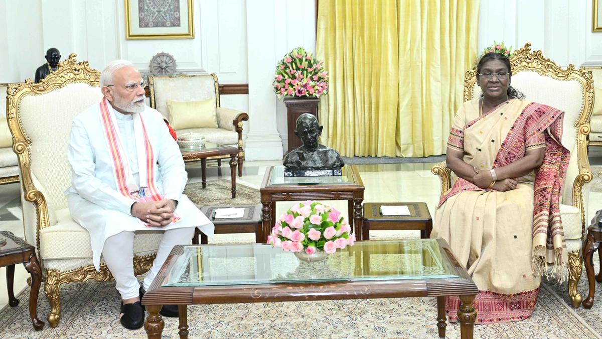 PM Modi meets President Murmu at Rashtrapati Bhavan