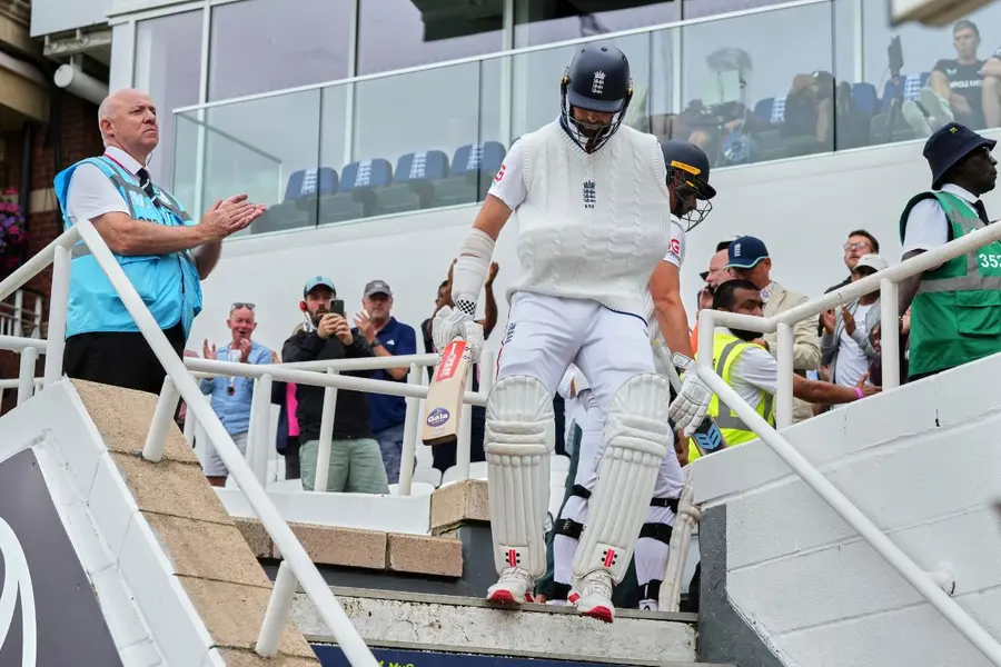 WATCH | England's valiant stand in defeat: Woakes braves injury to bat at No. 11 at The Oval