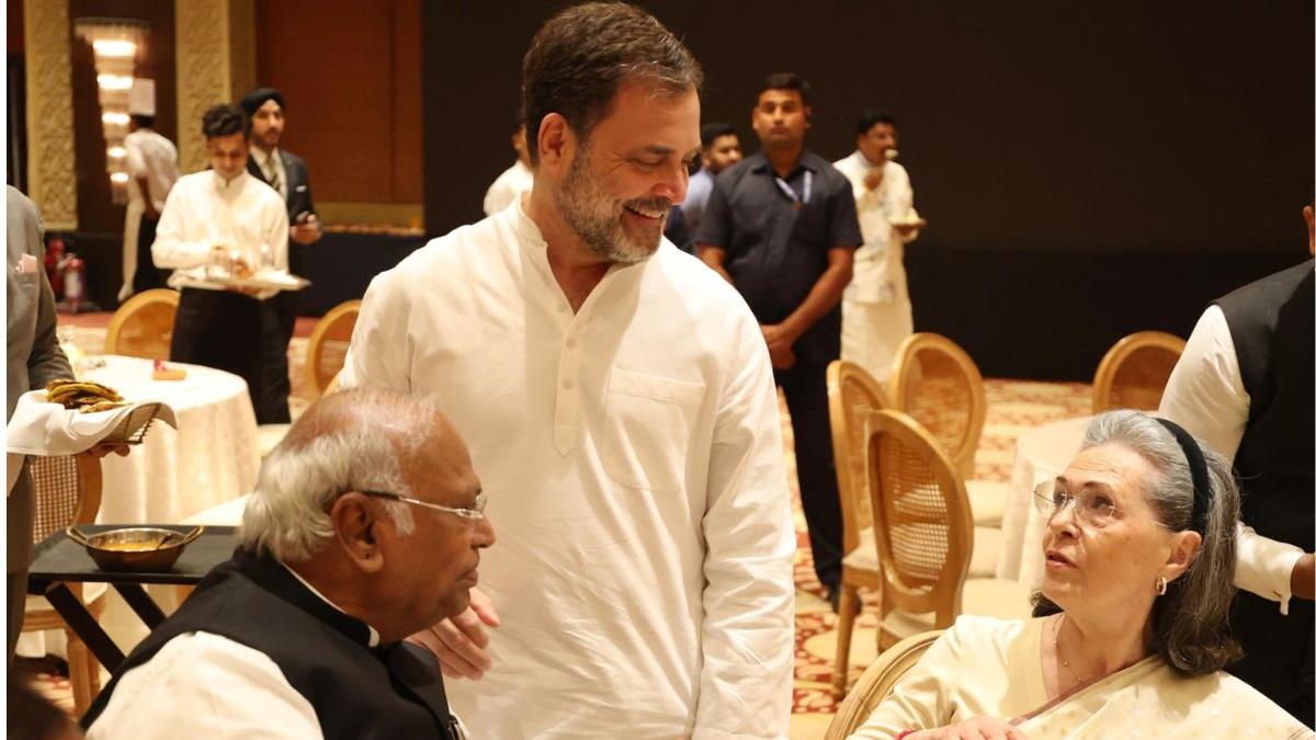 Kharge hosts dinner for INDIA Bloc MPs post-protest over electoral rolls
