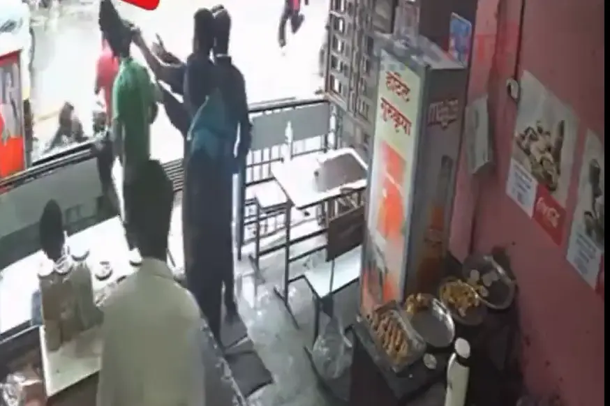 Shocking incident: Woman police officer dragged by drunk auto driver ...