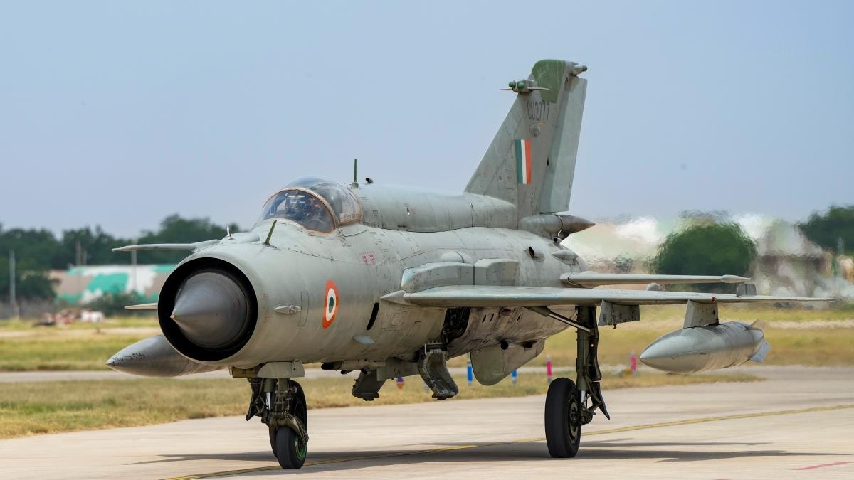 IAF’s MiG-21 fighter jets make last sorties before retirement | WATCH ...