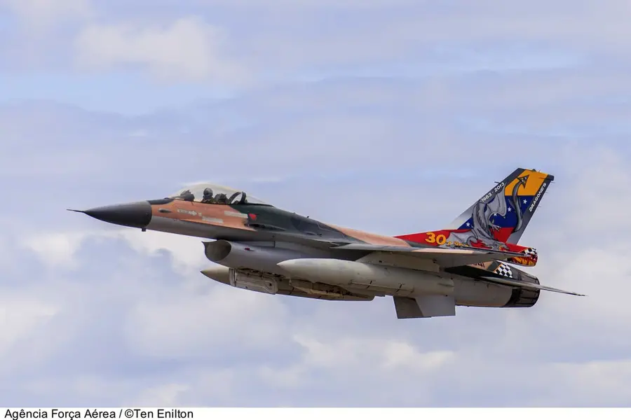 2 Venezuelan F-16 fighters buzz US destroyer in 'show of force ...