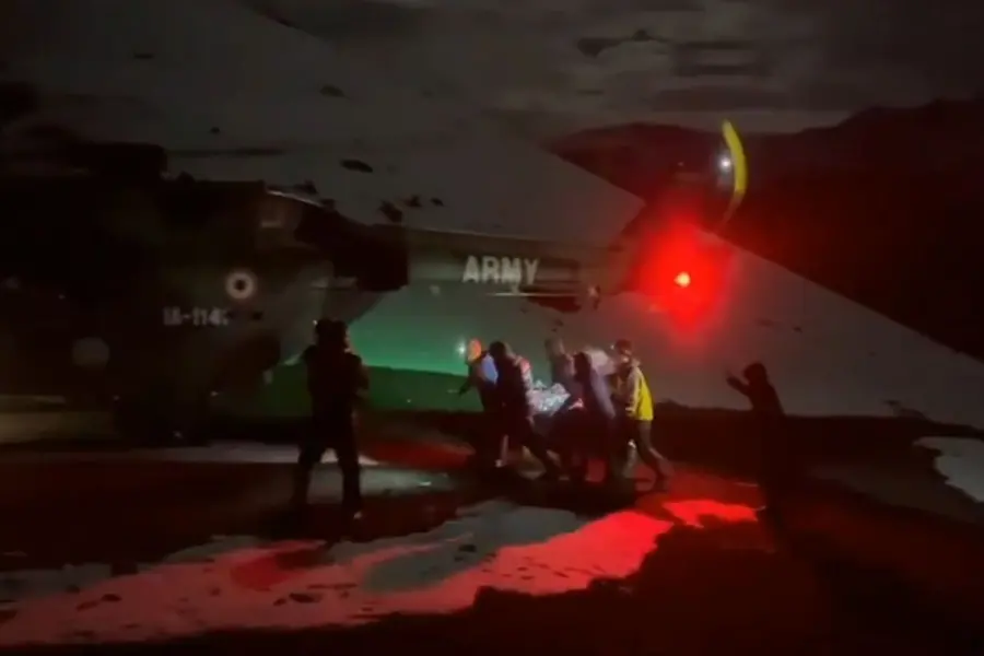 Army rescues Korean couple in daring night operation at 17,000 feet ...