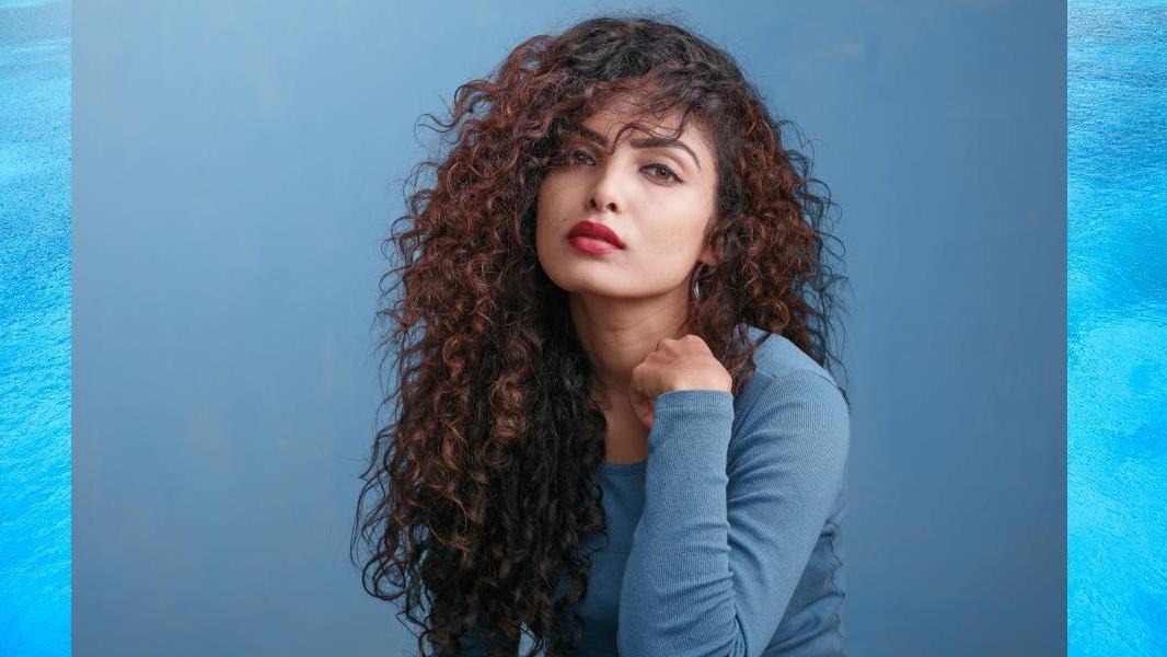 ചുരുണ്ട മുടിയാണോ, എണ്ണ പുരട്ടാന്‍ മടിക്കേണ്ട, സ്റ്റൈലാക്കാന്‍ പൂവും ...