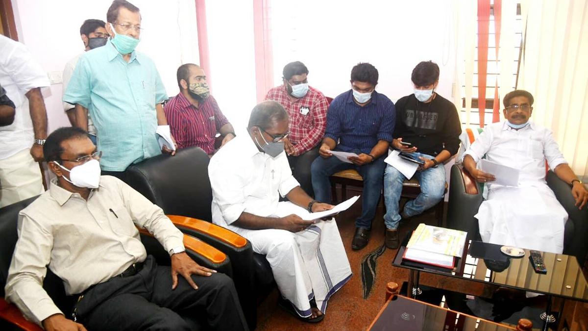 കെപിസിസി കോവിഡ് കണ്‍ട്രോള്‍ റൂം തുറന്നു; ആരോഗ്യ വകുപ്പിന്റെ വിടവുകള് ...