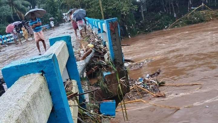ഒഴുകിയെത്തിയ മരങ്ങളിടിച്ച് ചേനപ്പാടി കടവനാൽകടവ് പാലം തെന്നി നീങ്ങി ...