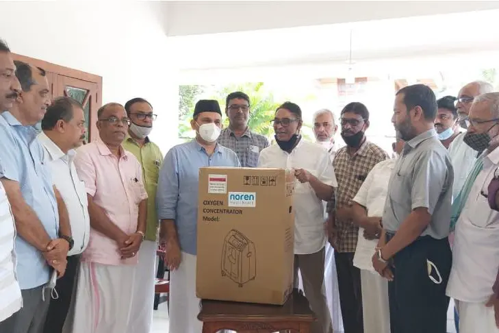 ഓക്‌സിജന്‍ കോണ്‍സന്‍ട്രേറ്റര്‍ യൂണിറ്റ് സംഭാവന നല്‍കി യു.എ ബീരാന് ...