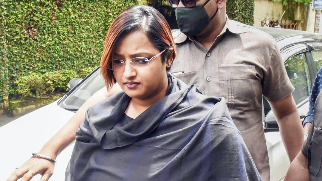 കടകംപള്ളിയെ വീട്ടില്‍ കയറ്റാന്‍ കൊള്ളില്ല; ശ്രീരാമകൃഷ്ണന്‍ റൂമിലേക്ക് ...