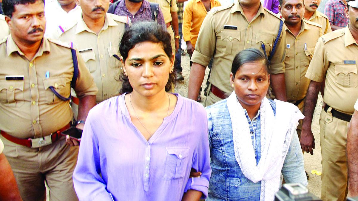 പോലീസിന് തിരിച്ചടി, രഹന ഫാത്തിമയ്ക്കെതിരായ കേസിൽ തുടരന്വേഷണം വേണമെന്ന് ...