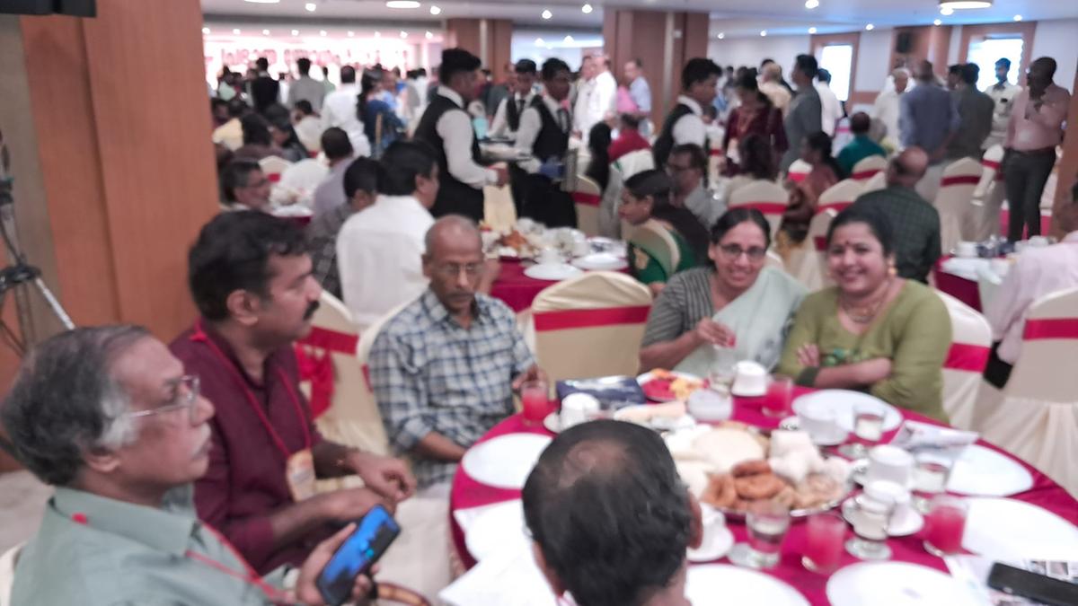 പ്രഭാതയോഗത്തില്‍ ഇന്ദു മേനോന്‍; അധിക്ഷേപ കമന്റുമായി പി. മോഹനന്റെ മകന് ...