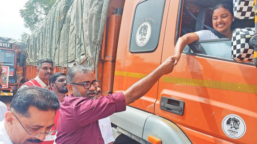 ദേവിക അല്‍പം ഹെവിയാണ്; 20-ാം വയസില്‍ ലോറിയുടെ വളയം പിടിച്ചൊരു പെണ് ...