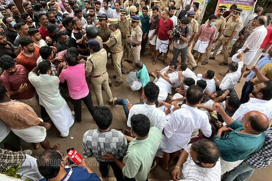 സംഘർഷം, വോട്ടർമാരെ തടയൽ, ഭീഷണി, നോക്കിനിന്ന് പോലീസ്; ഒടുവിൽ ബാങ്കിന്റെ ...