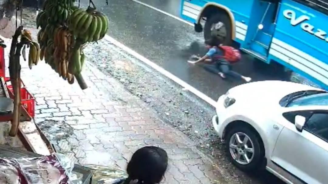 ബസിൽനിന്ന് ഇറങ്ങുന്നതിനിടെ വീണ് വിദ്യാർഥിനിക്ക് പരിക്ക്; ഡ്രൈവർക്കും ...