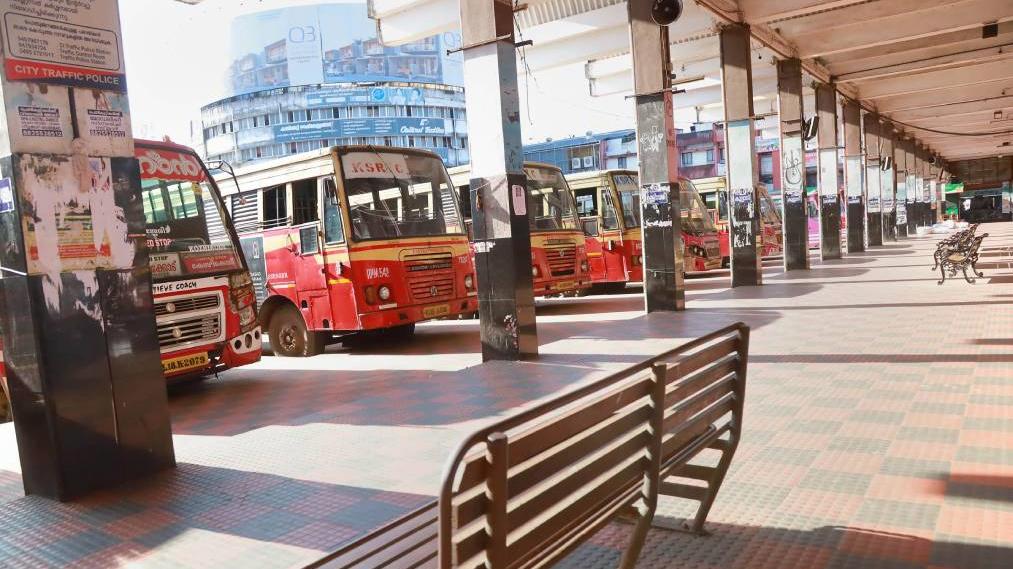 കോഴിക്കോട് മൊഫ്യൂസൽ ബസ് സ്റ്റാൻഡ് കെട്ടിടത്തിലെ കടകൾ തിങ്കളാഴ്ച മുത ...