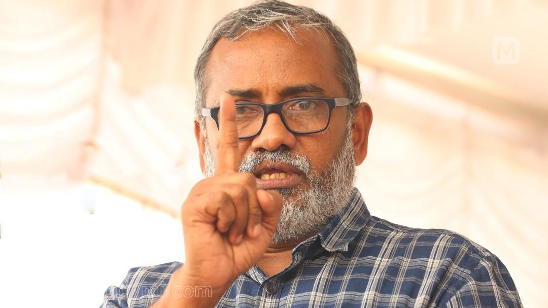 വേദിയിൽ കാവിക്കൊടിയേന്തിയ ഭാരതാംബയുടെ ചിത്രം; രാജ്ഭവനിലെ പരിപാടി ബഹിഷ് ...